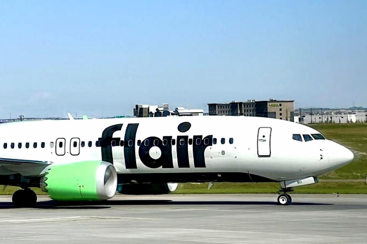 PAXTravelJobs - Flair aircraft runs off runway at Waterloo airport